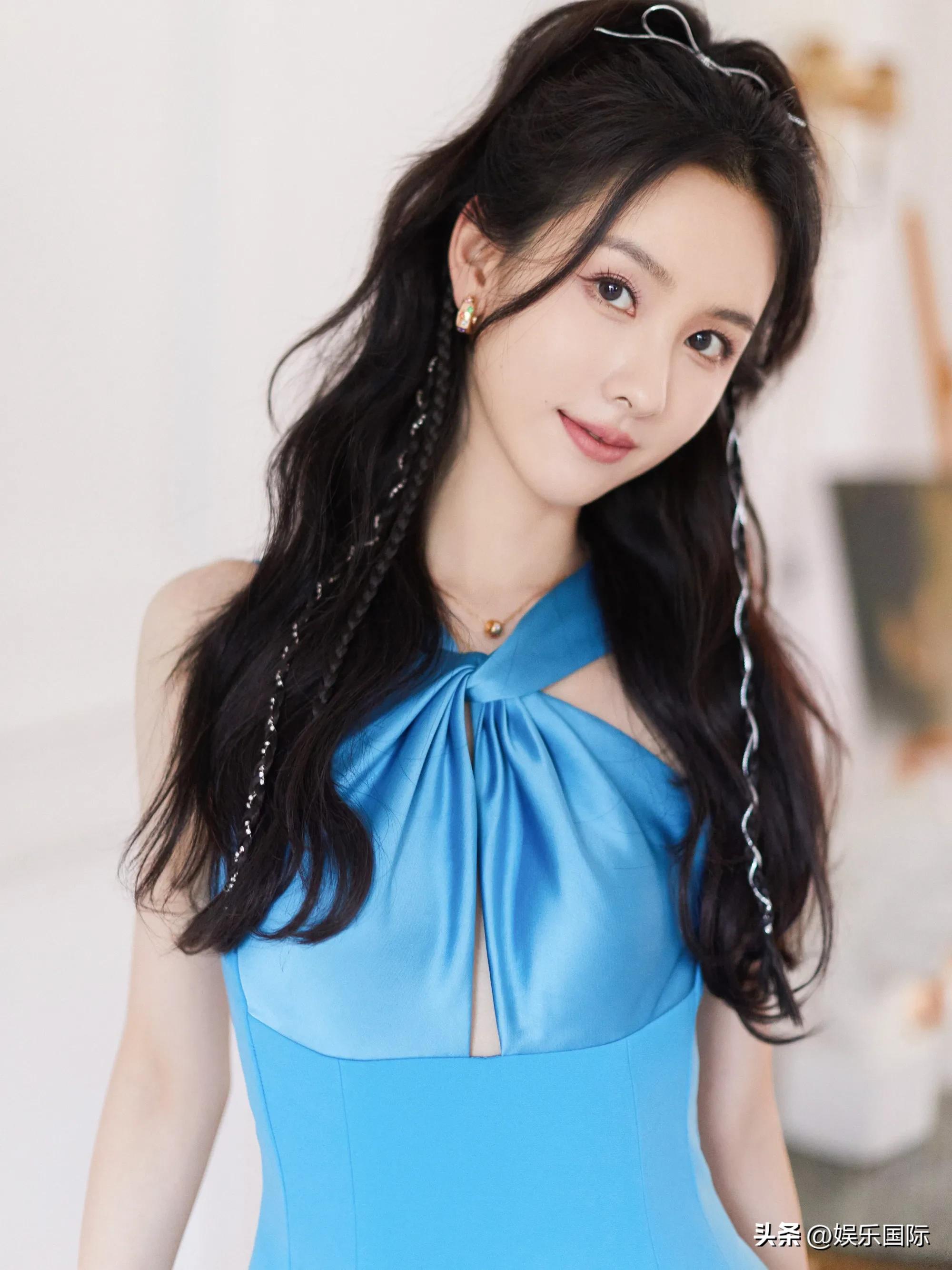 Chen Duling wears a strappy blue dress with beautiful legs and a bright ...