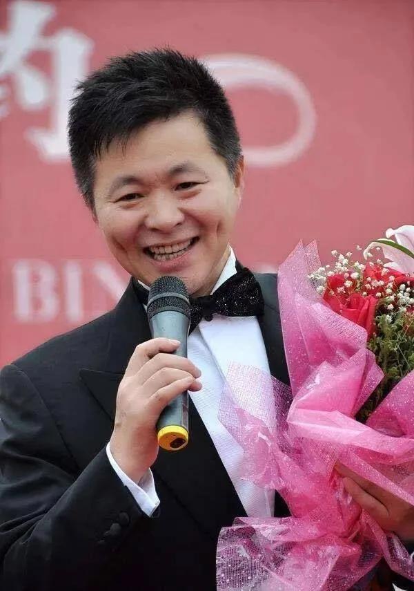 "Singing in the West", Wang Hongwei became famous in one fell swoop. A clumsy toddler on the ...