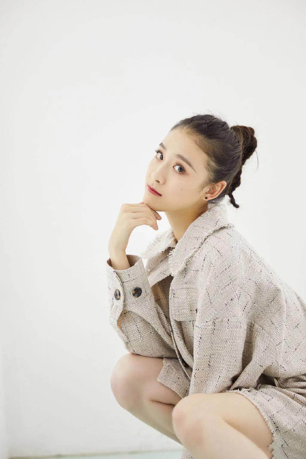 Yang Qiru: Like a flower like a jade, a lotus like a face - iNEWS