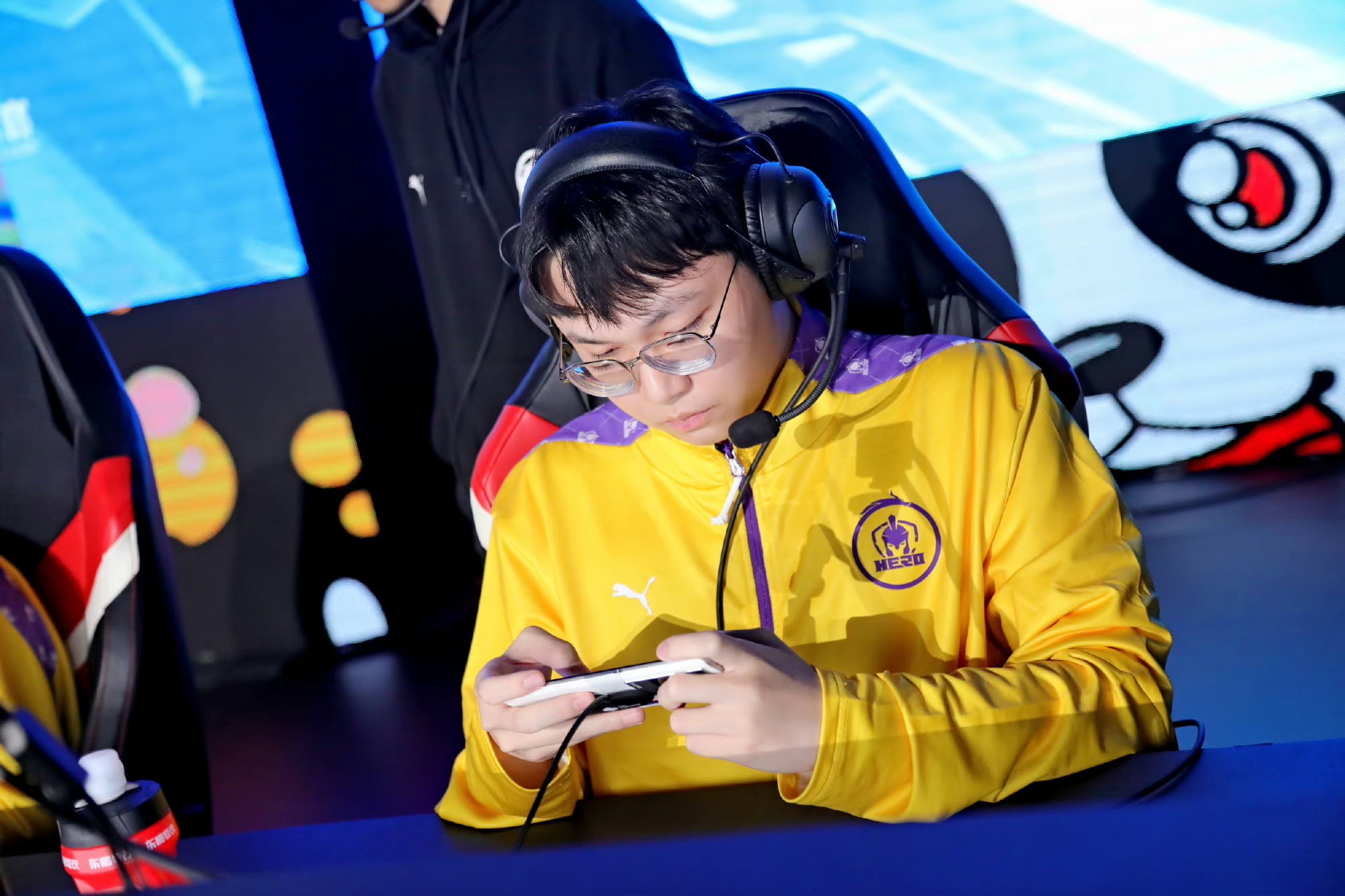 Vow to return to the starting lineup! The first battle between hero and ...