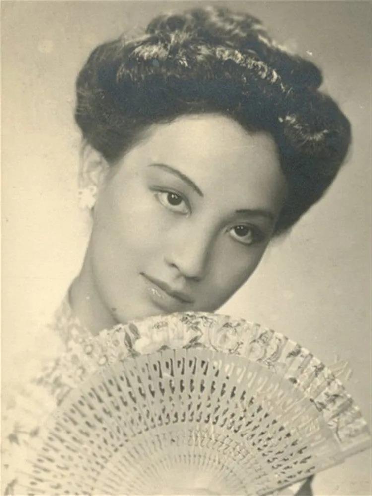 Zhou Xuan with a golden voice, every frown, every smile, every surprise ...