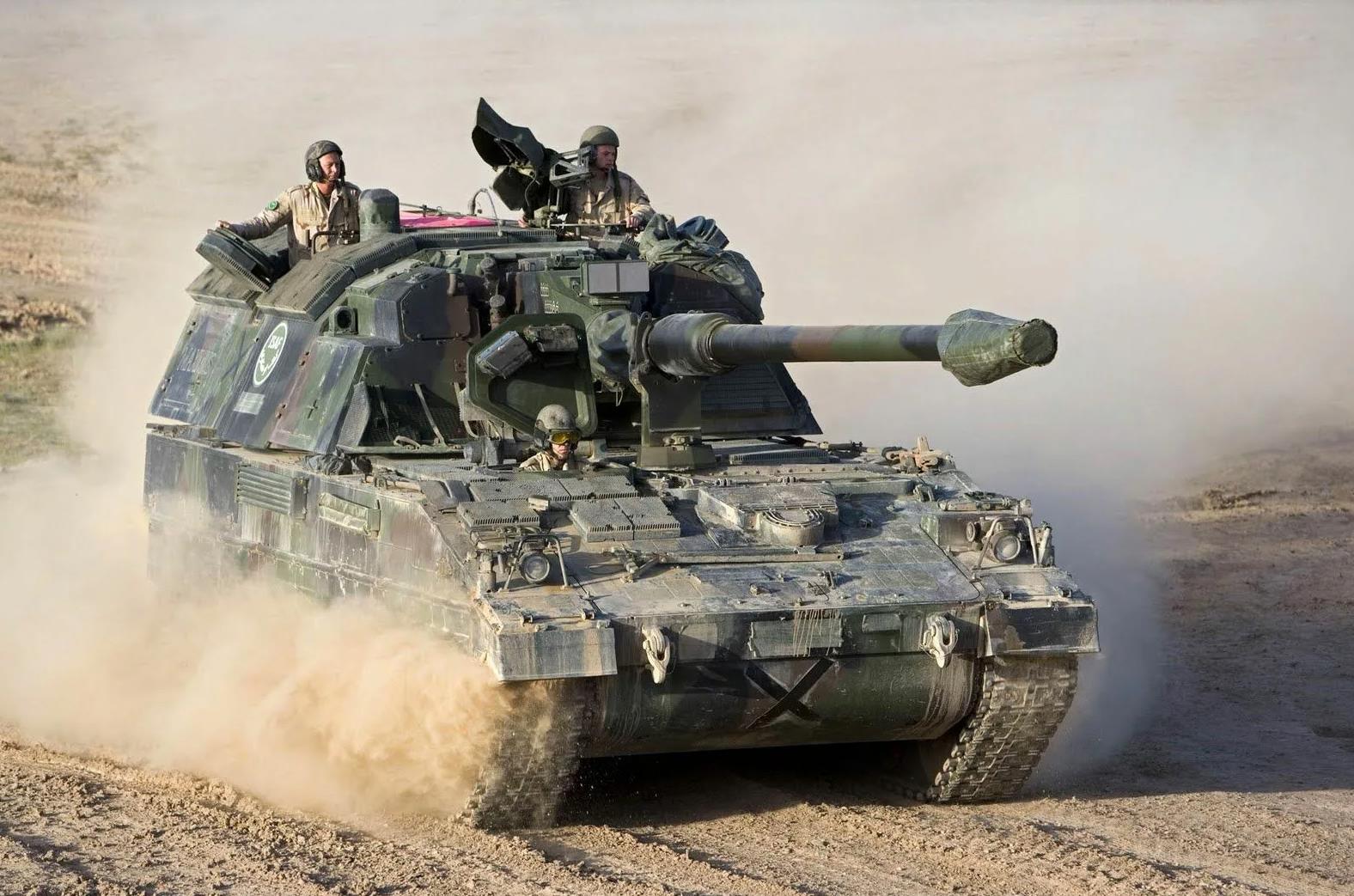 Pzh2000 self-propelled howitzer, equipped with a variety of NATO standard shells, with excellent ...