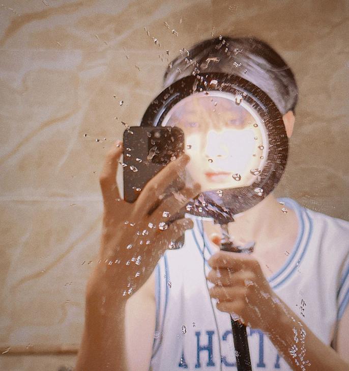 Yu Yuhan of the TF family took a selfie in front of the mirror. He has ...