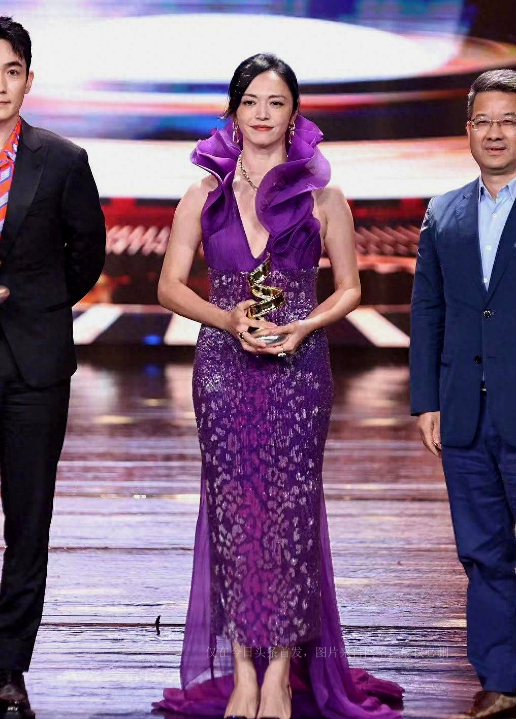 How embarrassing is it to wear the wrong dress? Yao Chen looks like a ...