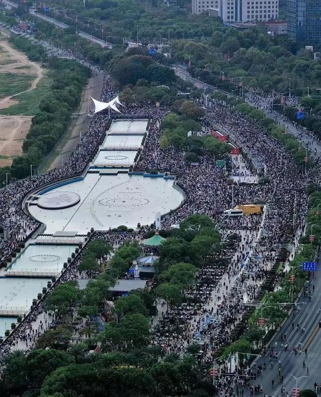 This is Qiu Shui Square at 5pm! - iNEWS