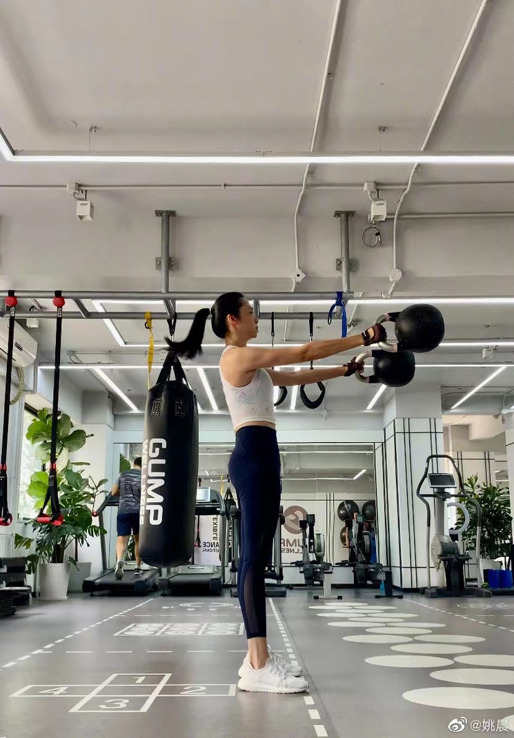 42-year-old Yao Chen took hot fitness photos!Show off the "career line ...