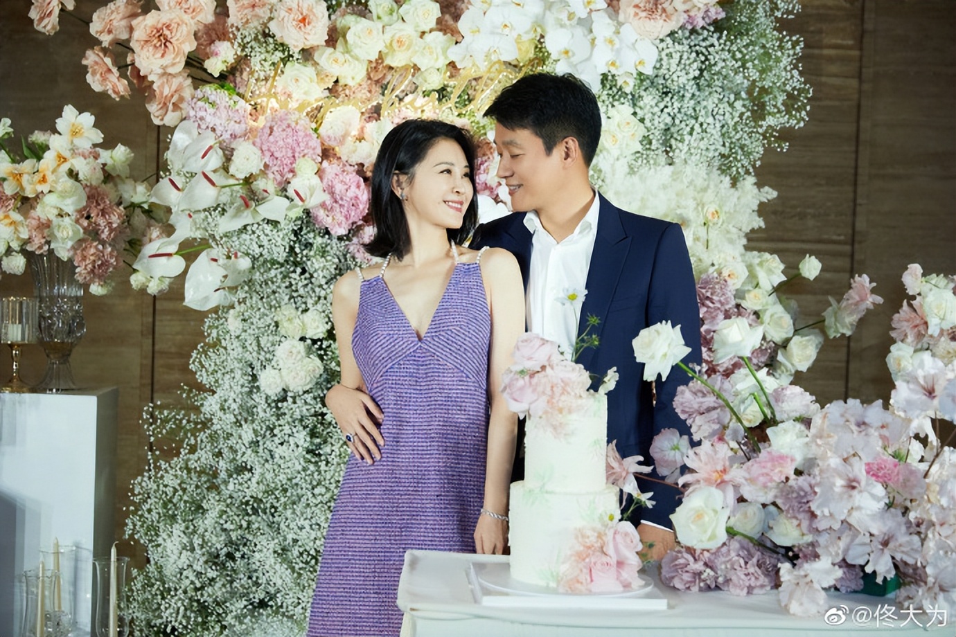 Tong Dawei celebrates Guan Yue's birthday! Kiss his wife in public to ...