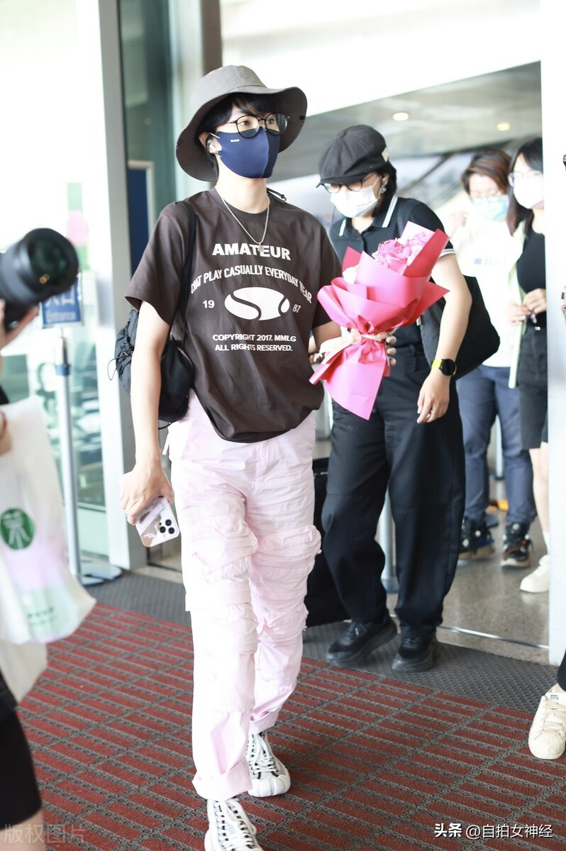 Yu Kewei appeared at Beijing Airport and received a large bouquet of ...