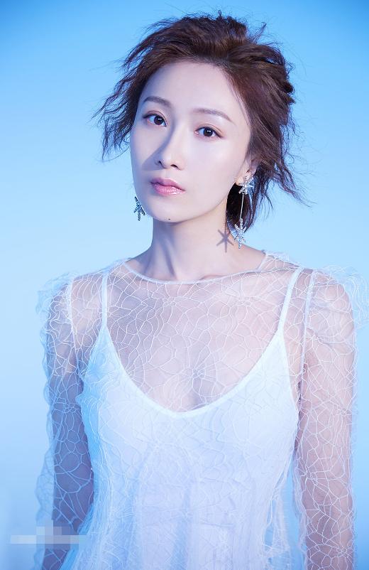 Murong Yunhai's mother, Li Ying, walked on the catwalk, Hu Bing was ...