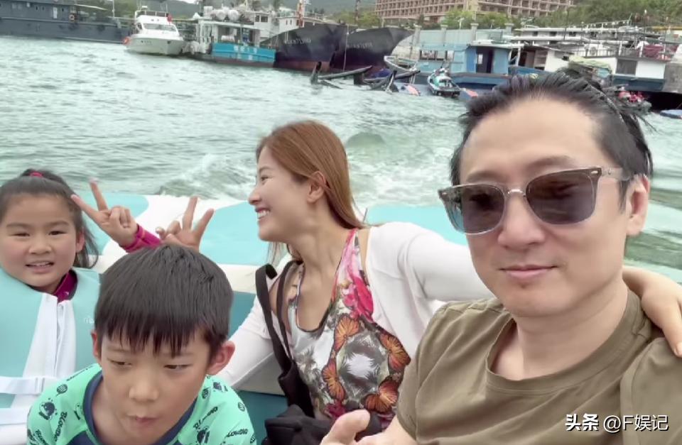 Hong Tianming and Zhou Jiawei took their sons to the seaside for ...