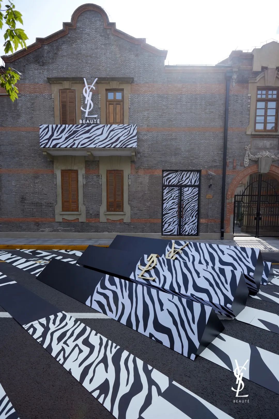YSL luminous zebra crossing appeared in Zhangyuan, Shanghai, which is ...