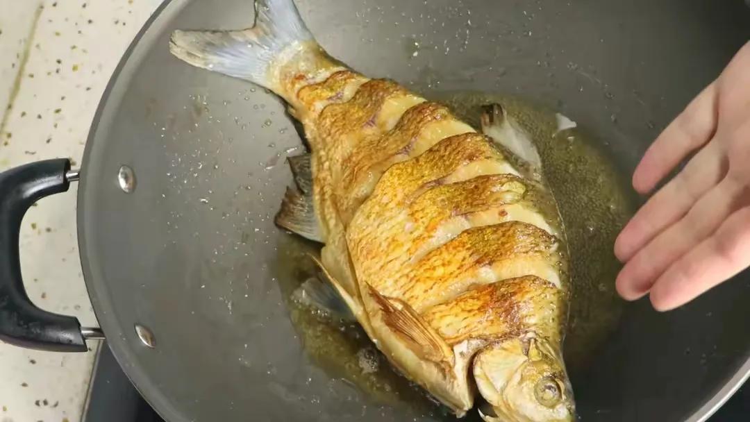 Boil the fish soup with boiling water or cold water?The soup is not ...