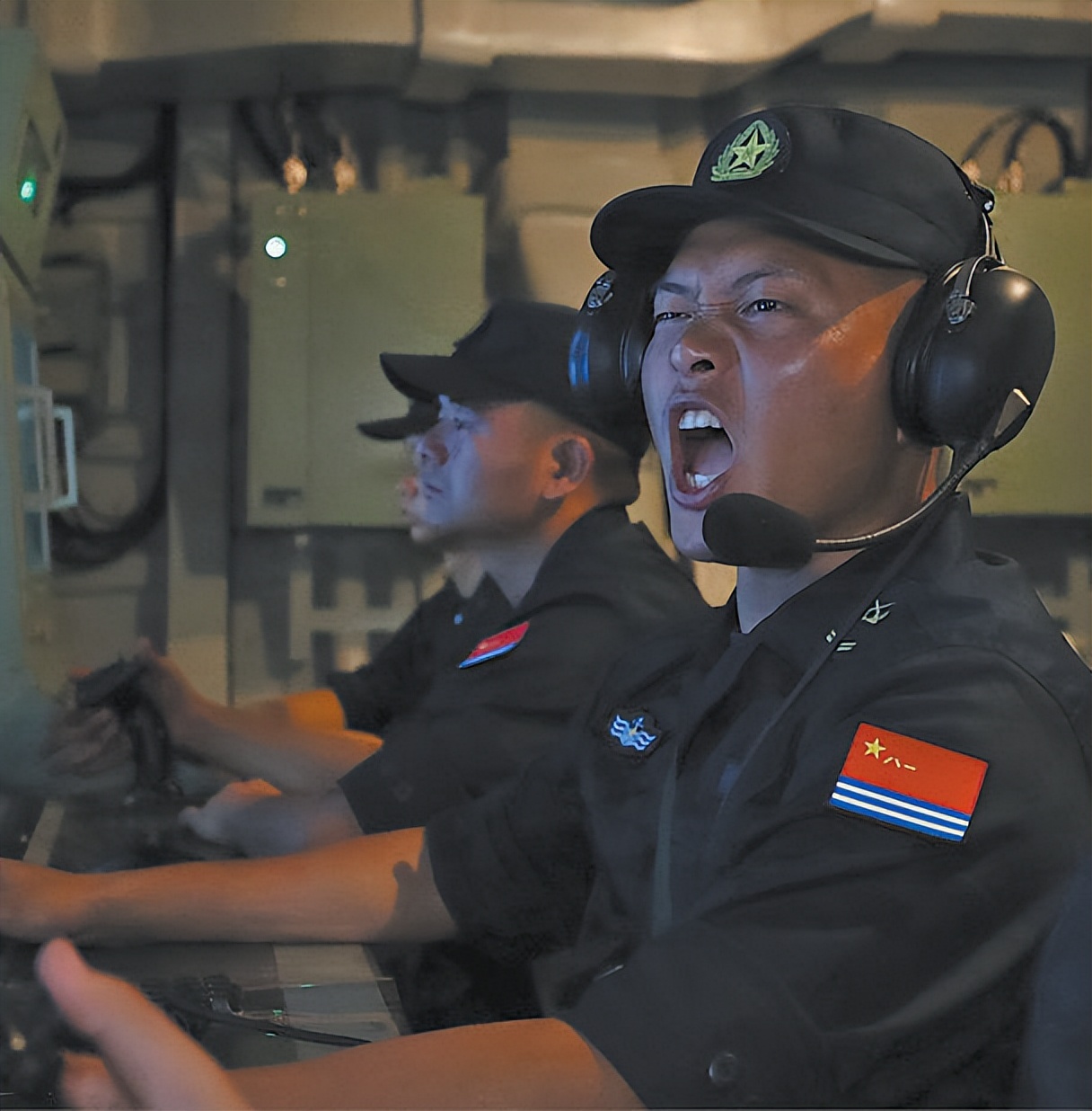 Breaking waves dark blue!A frigate detachment of the Navy conducts ...