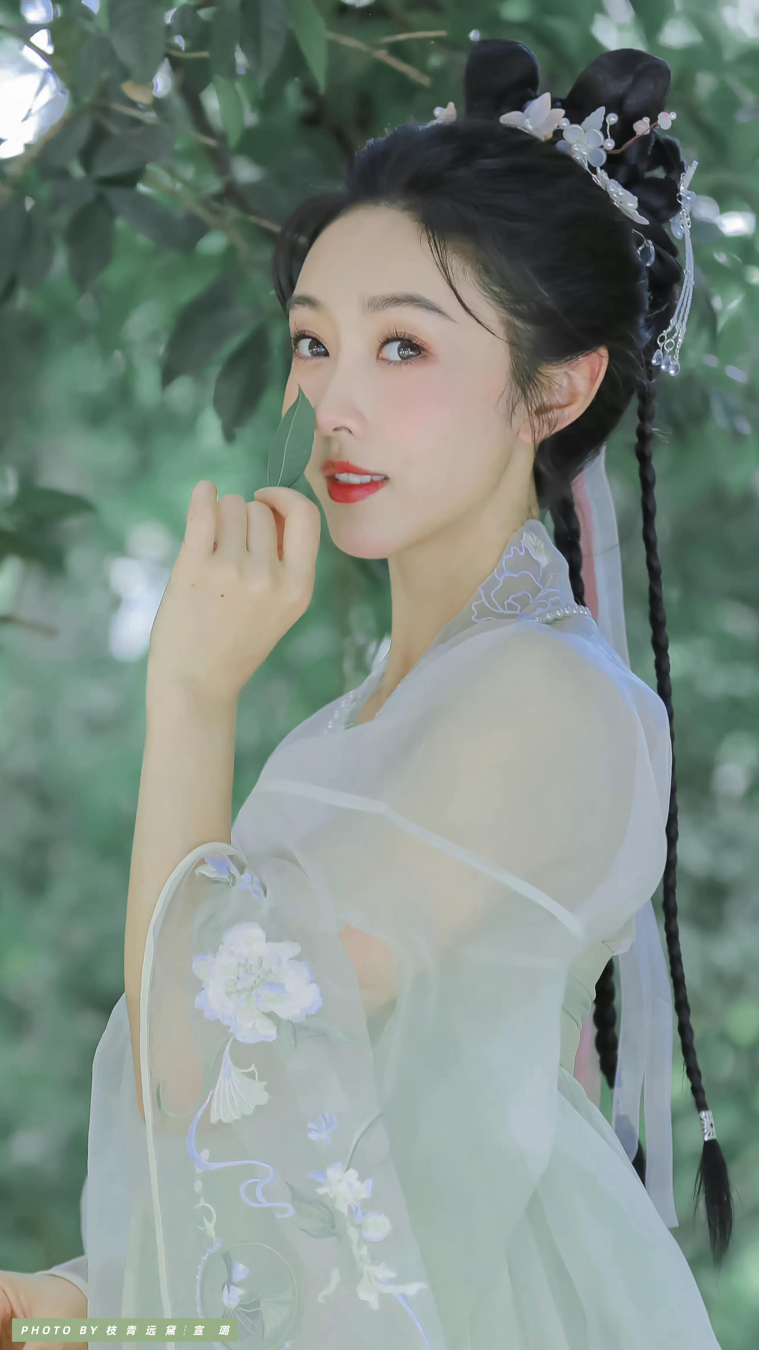Xuan Lu's beautiful costume - iNEWS