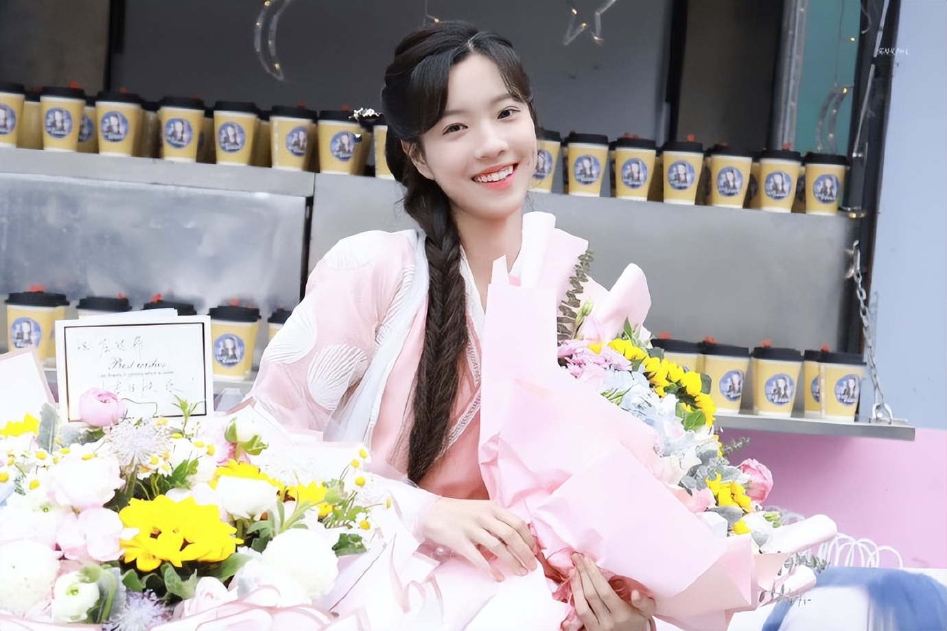 Xiao Zhan played the leading role in "Shooting the Condor", Zhuang ...