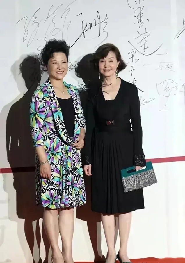 71-year-old Wang Fuli is in the same frame as 77-year-old Gui Yalei!The ...