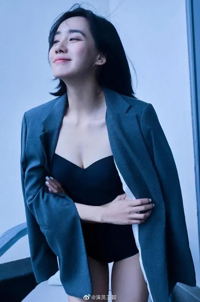 Wang Zhi's swimsuit blockbuster, Yi Jingfeng shows off his figure, and is melancholy and moving ...