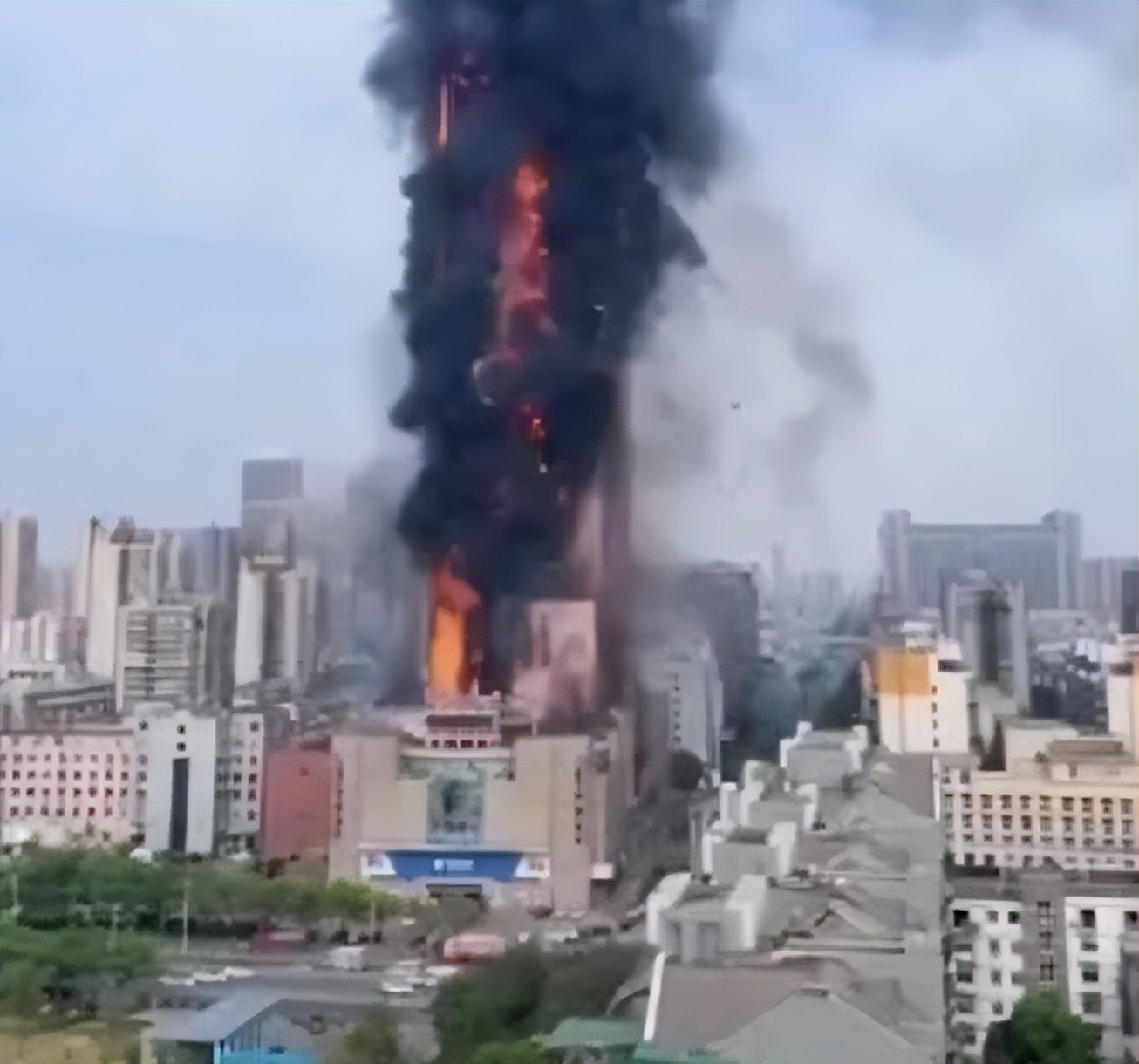 A fire broke out in the Changsha Telecom Building, the evacuation of ...