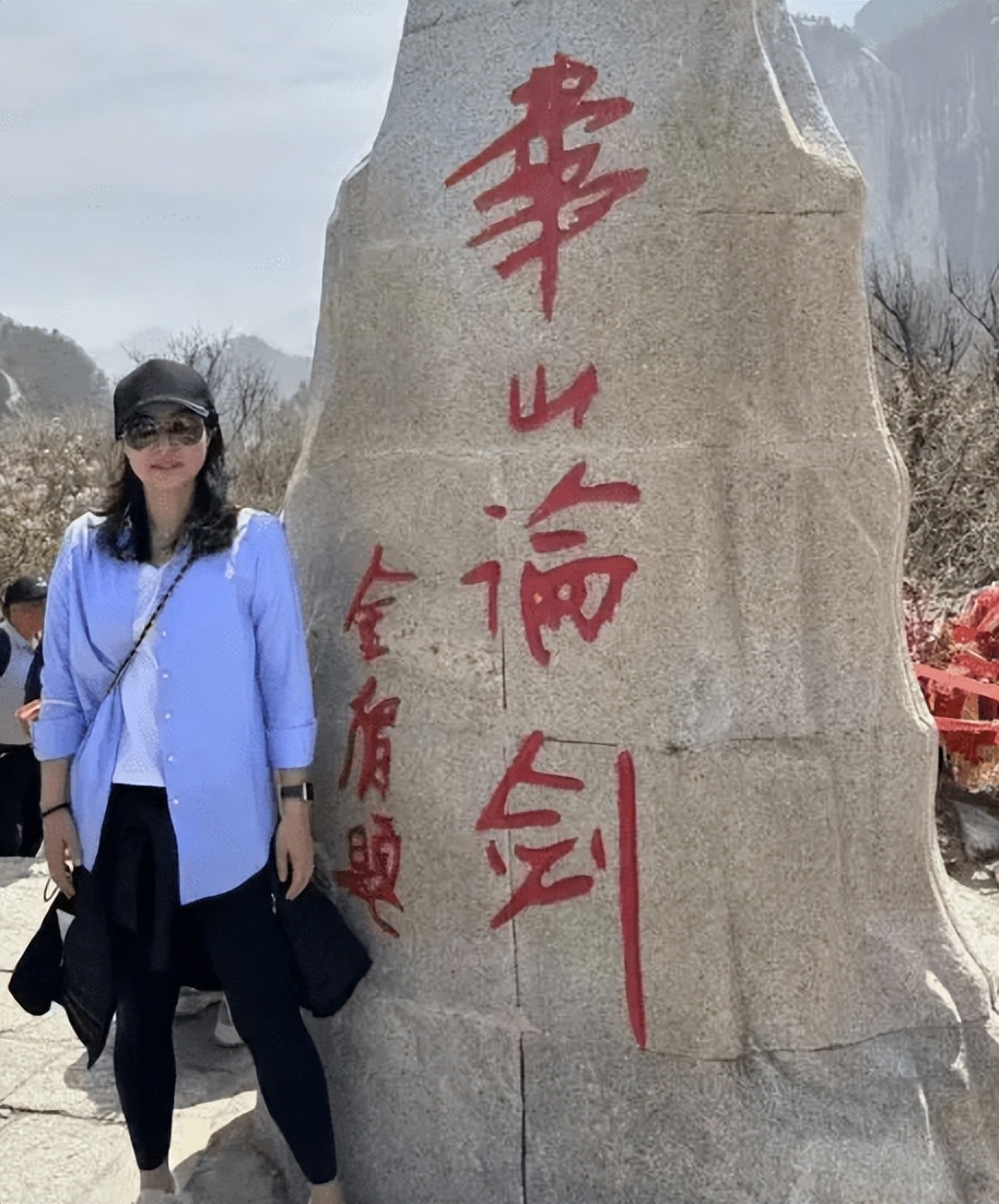 Guo Jingjing takes three children to visit Xi'an - iNEWS