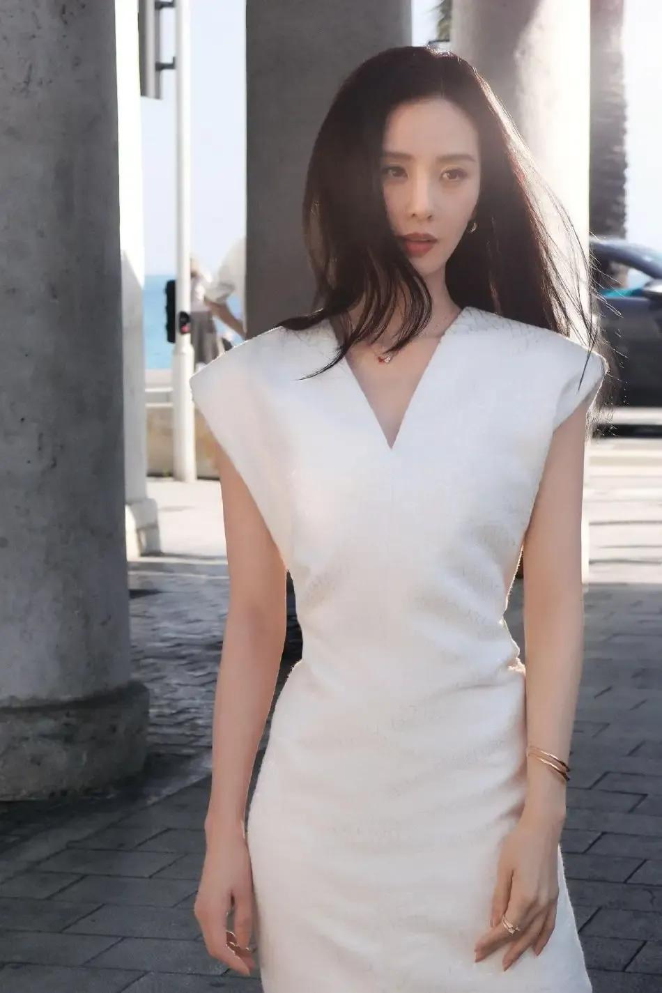 Liu Shishi is beautiful in summer - iNEWS