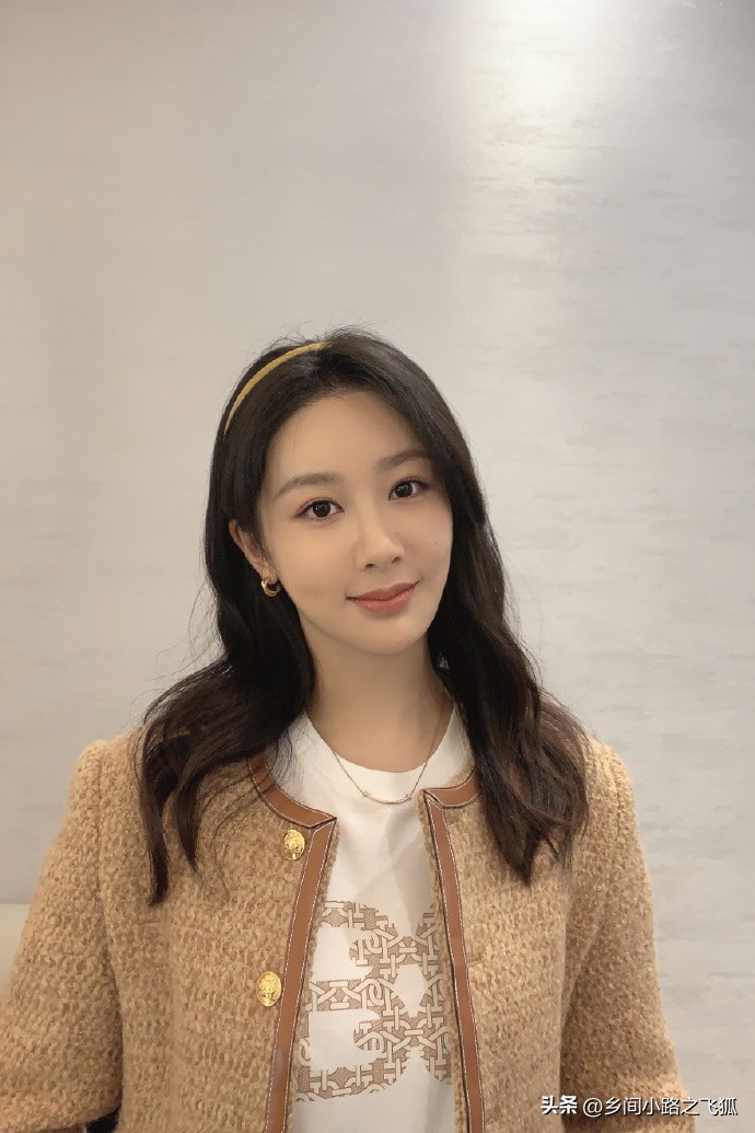 The studio is showing Yang Zi's work in February, and the photo is ...