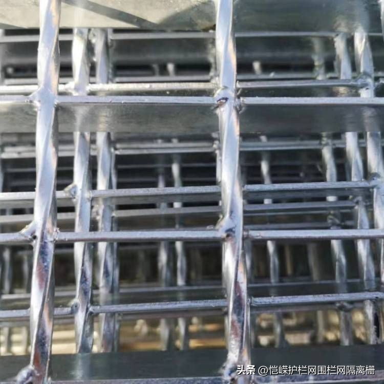 Curved steel grating: an innovative choice for subversive design - iMedia