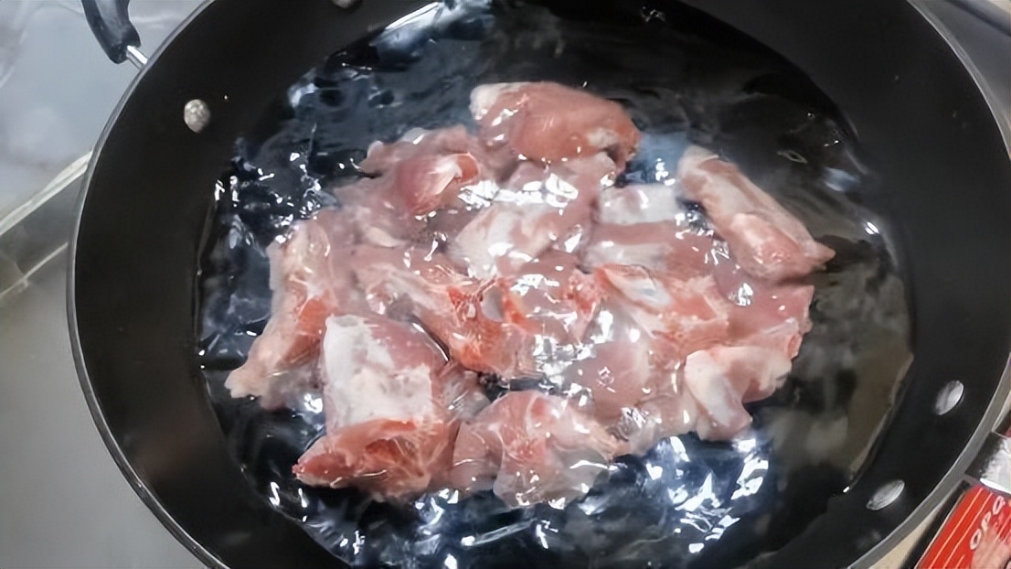 The ribs are done in this way, the sauce is rich, the meat is rotten ...