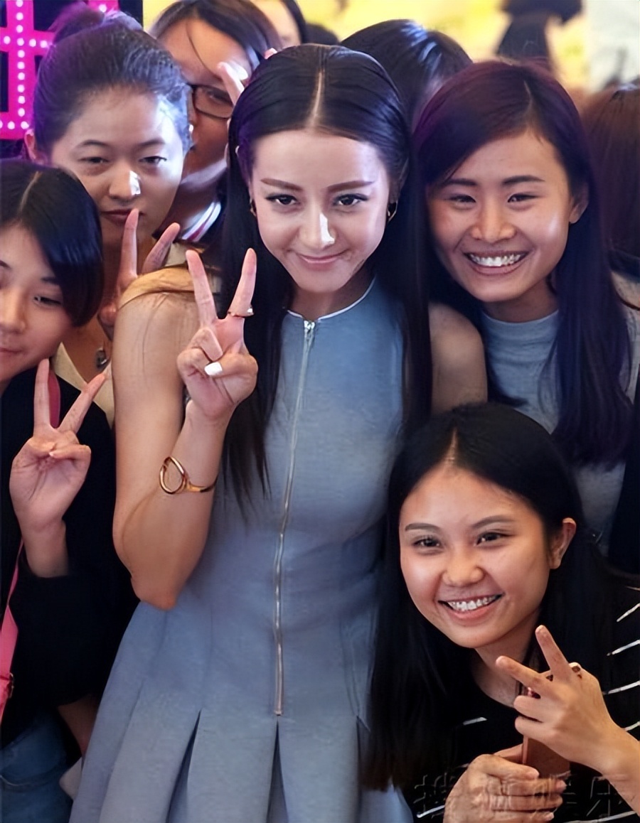 Di Lieba took a photo with fans! Due to her haggard face and a little ...
