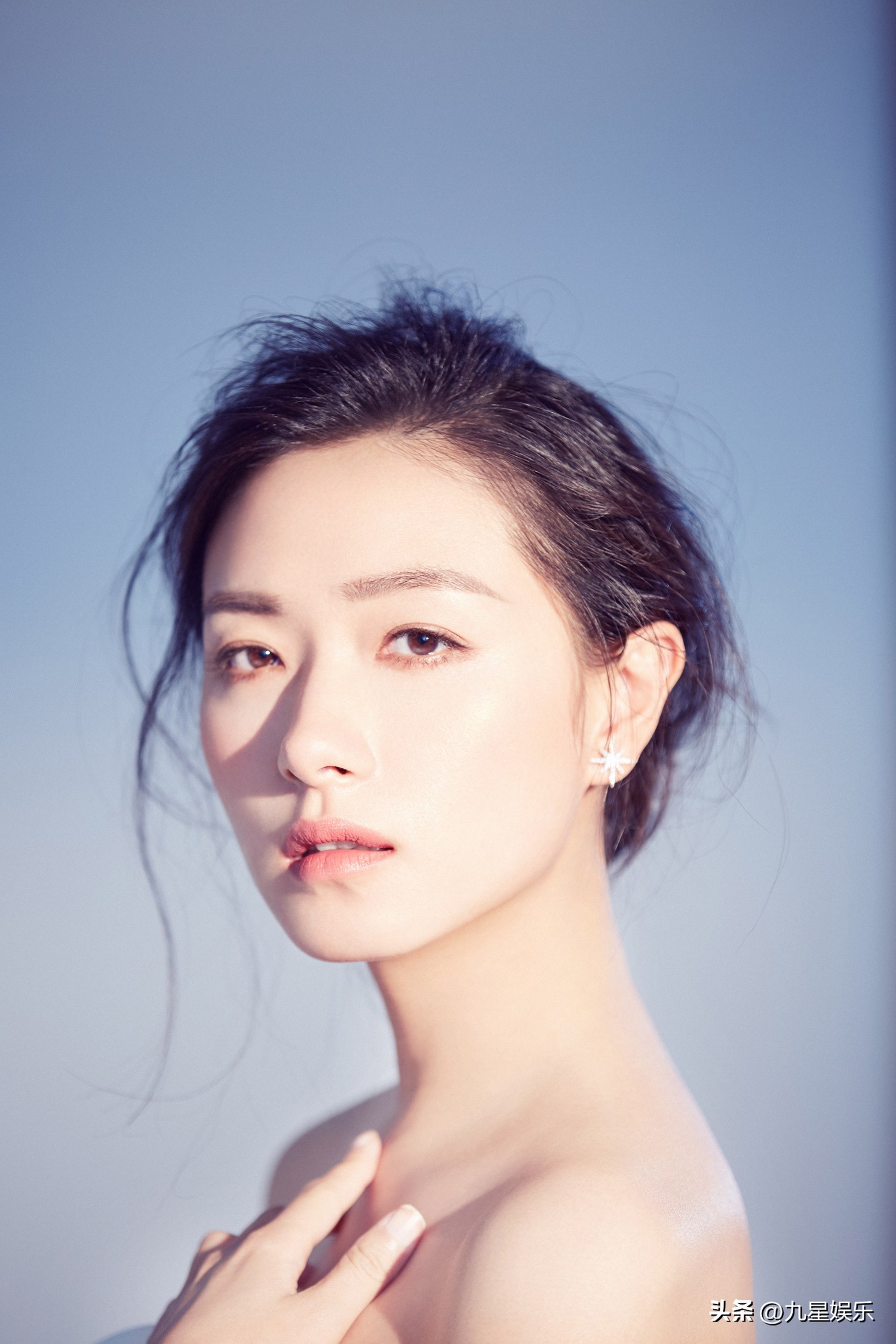 Wan Qian wears a white tube top, has a bright face and fair skin, and ...