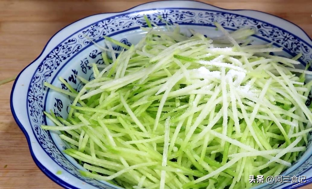 It's so fragrant. This is the best way to eat radishes. It's nutritious ...