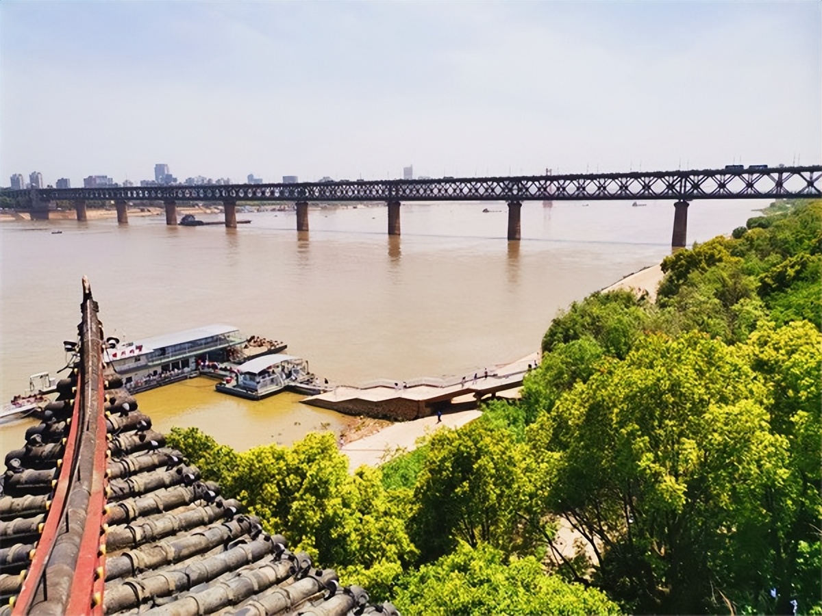 On April 30, Qingchuan Pavilion, a scenic spot under the Guishan ...