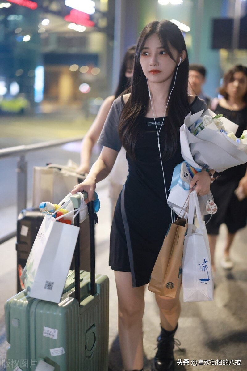 SNH48 member Su Shanshan appeared youthful and cute in a short skirt at ...