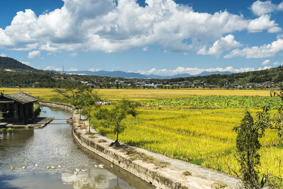 Yunnan is an ancient town comparable to Zhouzhuang. Surrounded by ...