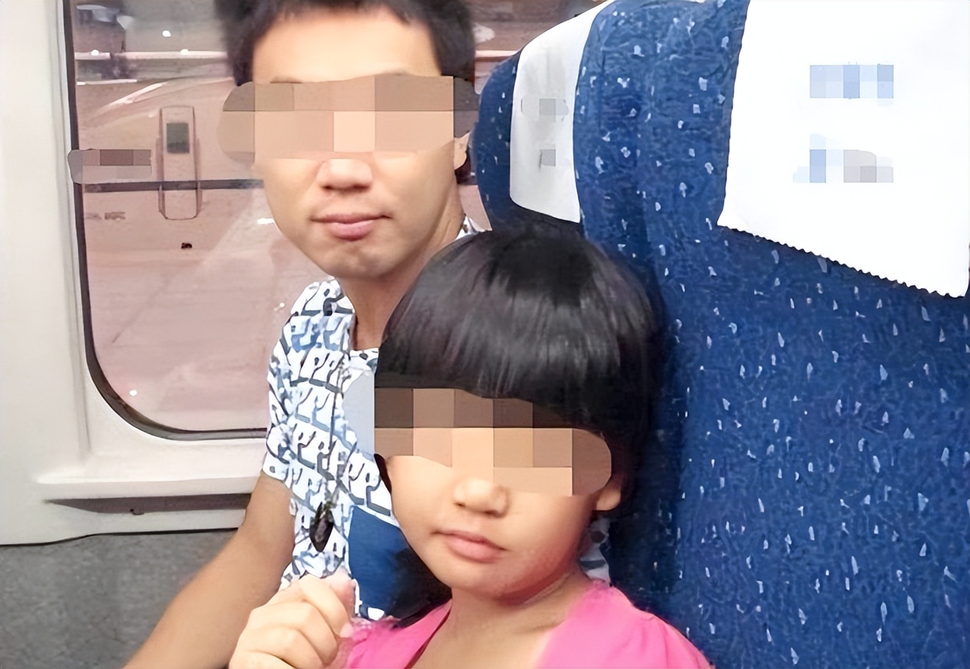 The man went into the toilet with his daughter in the high-speed train and couldn't come out for ...
