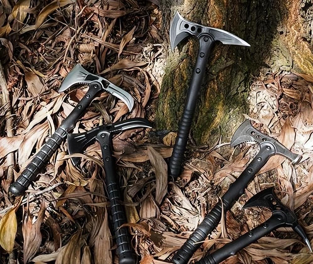 U.S. Special Forces fine knives, SOG Tomahawk, a field weapon with a mighty appearance and a ...