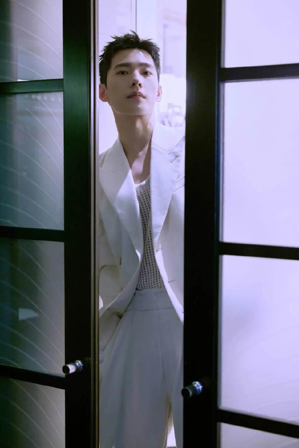 Yang Yang's new photo, 31st birthday, is still the handsome boy - iNEWS