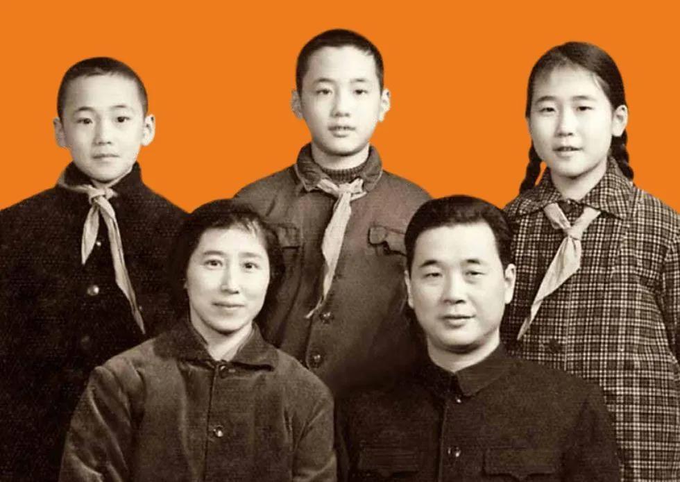 In the 1970s, Li Peng, Zhu Lin and their three children, a rare family ...