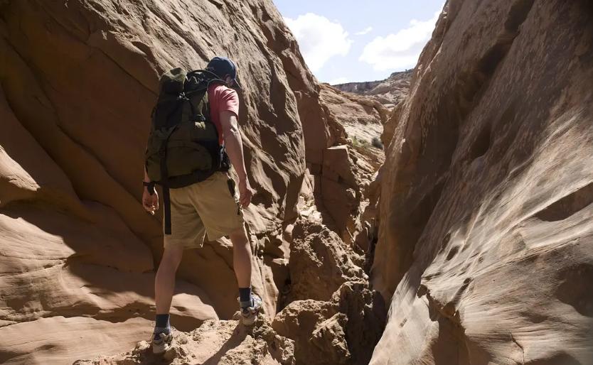 Inspirational movie "127 Hours", the man was trapped in a dangerous ...
