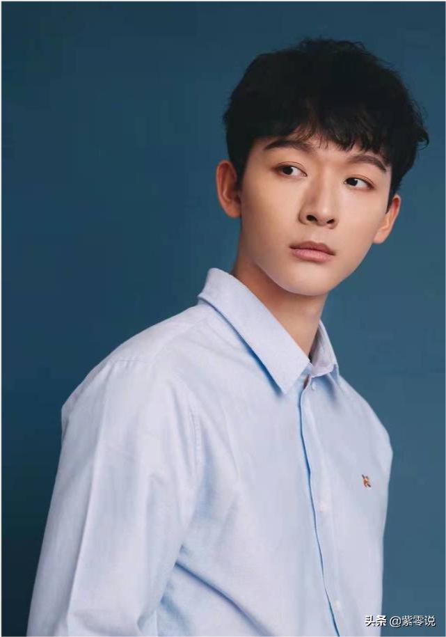 Actor Zhang Wanyi was photographed walking home with the woman arm in ...