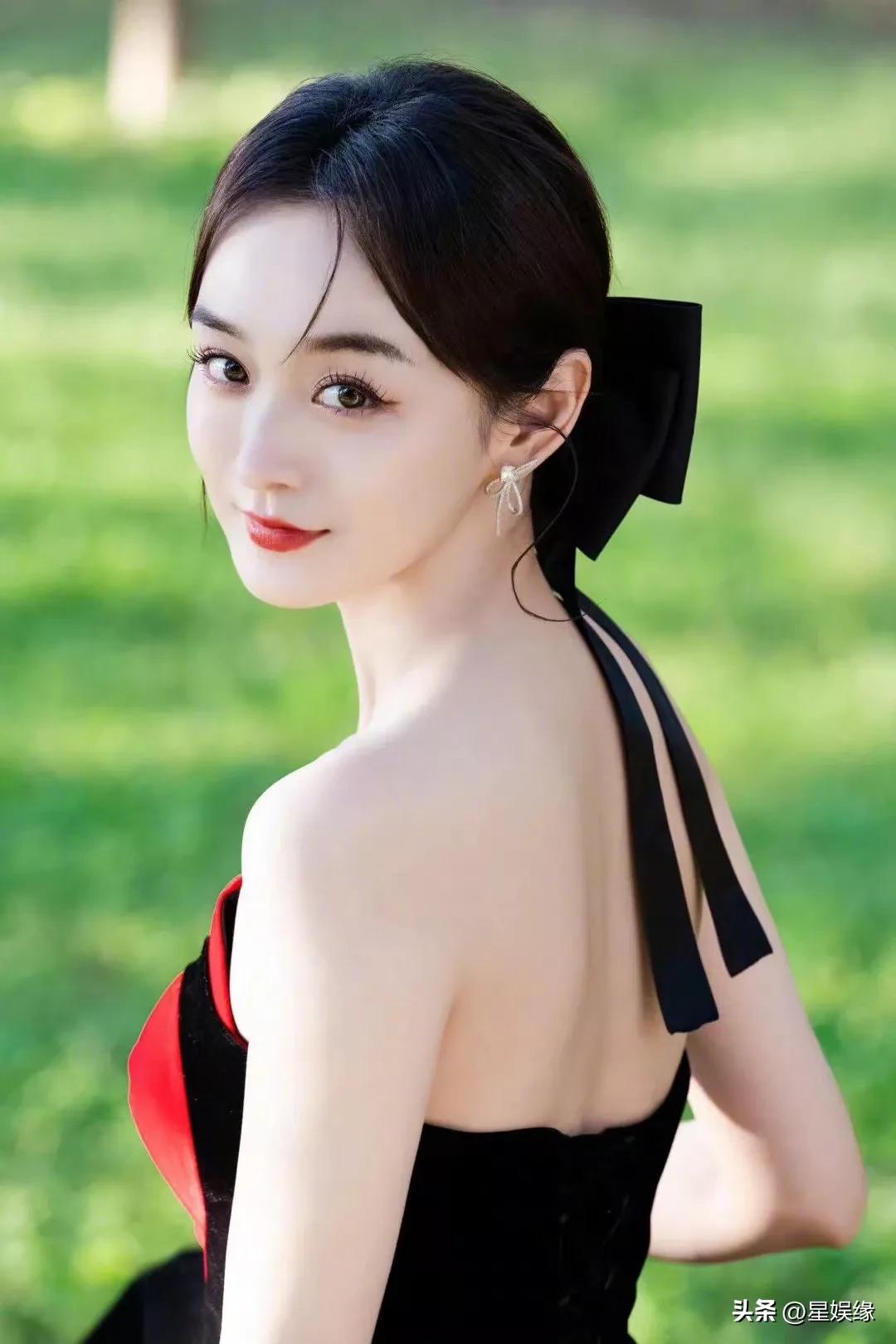 He Hongshan's latest photo, red heart tube top skirt, sister is the ...