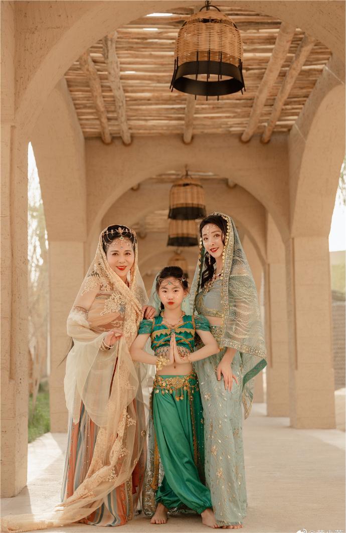 The stars celebrated Mother's Day, Huang Xiaolei was forced to open for ...