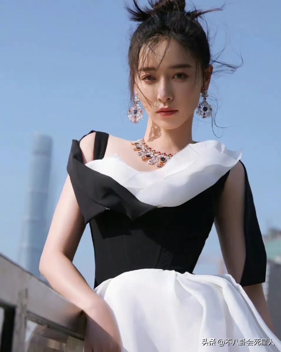 Those Manchu stars, Guan Xiaotong is Gege, Chang Yuan is the young ...