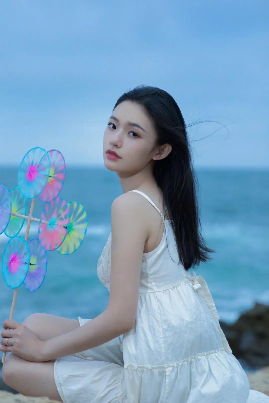 Lin Yun's summer beach photo - iNEWS
