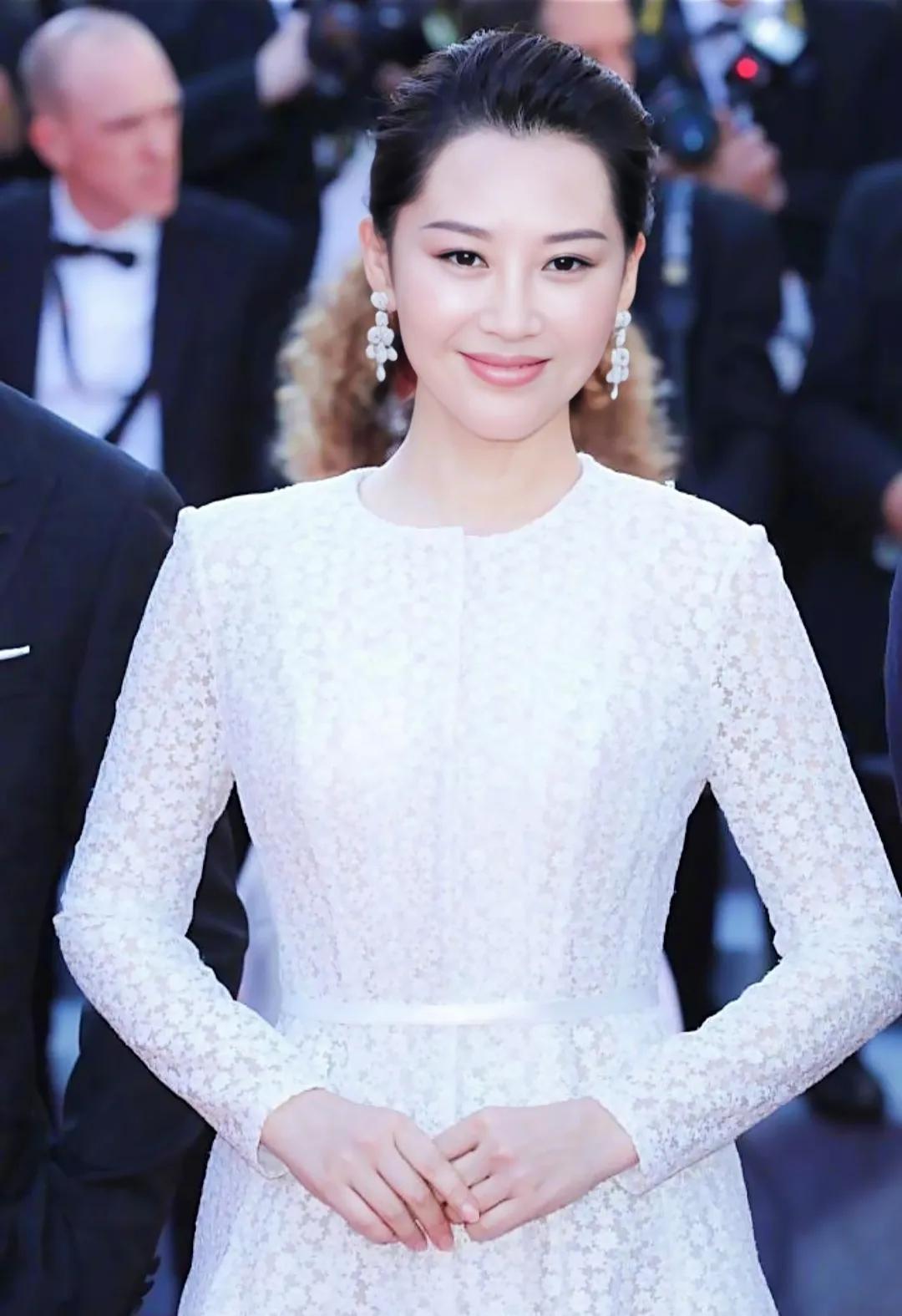 Xu Qing is full of femininity - iNEWS