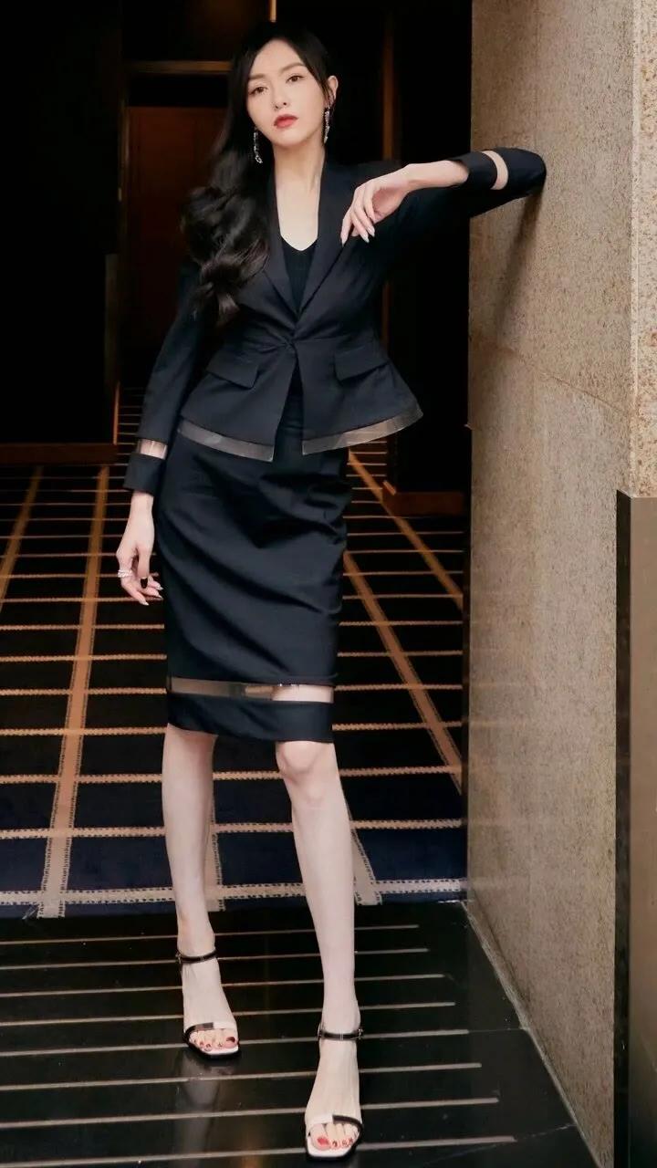 Tang Yan's beautiful legs and feet - iMedia