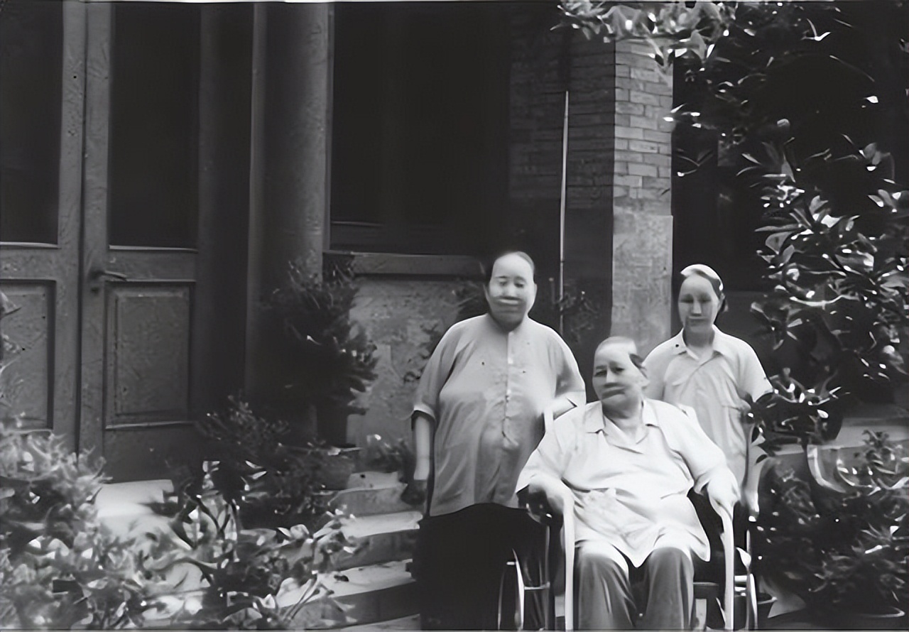 The last photo of Soong Ching Ling before her death, she had no children, and the nanny took ...