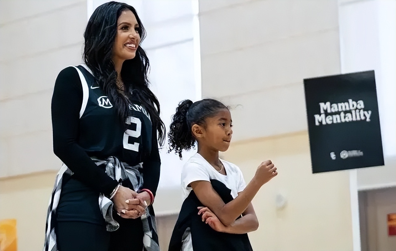 Vanessa posted a group photo of her mother and daughter, the third ...