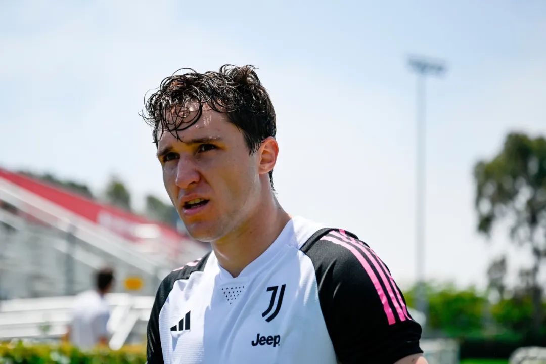 The third set of jersey photos were exposed, and Chiesa's contract ...