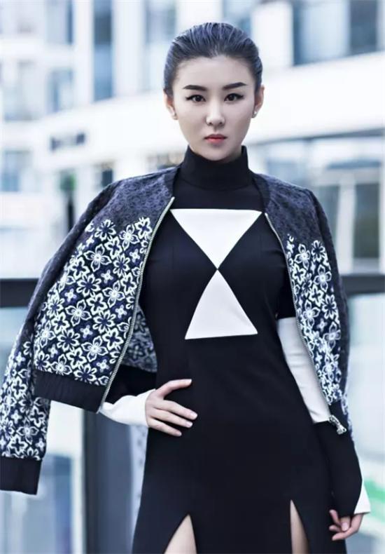 Recently, Li Xiaomeng, a star who has blossomed in many fields, is ...