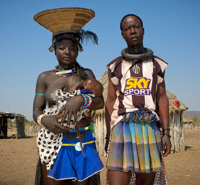 In the African "red mud" tribe, women regard "nakedness" as their ...